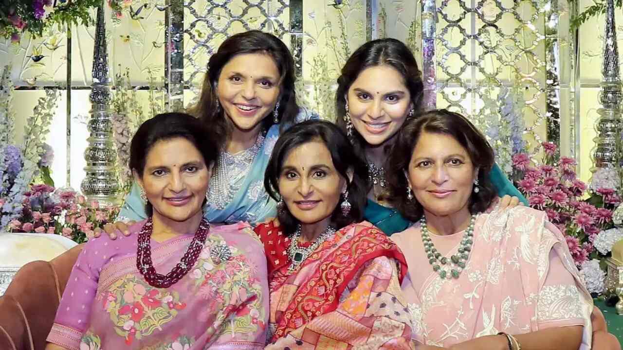 Mom-to-be Upasana seeks blessings from main women in her life - HashtagU